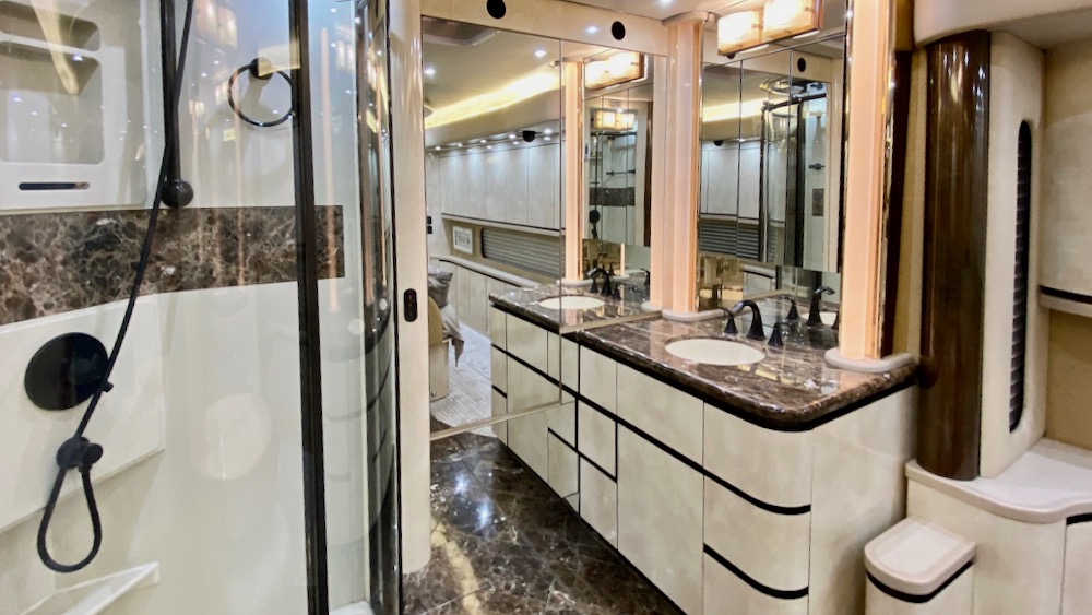 2005 Newell Coach Front Entry Quad Slide Split Bath :: Arizona Luxury Coach