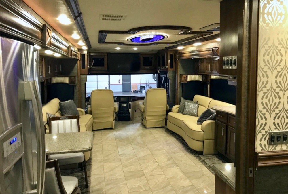 2014 American Revolution 42' Bath1/2 :: Arizona Luxury Coach