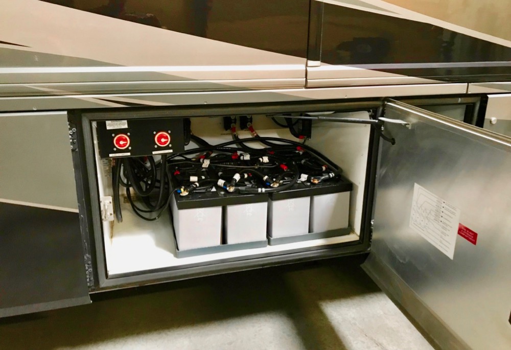 2014 American Revolution 42' Bath1/2 :: Arizona Luxury Coach