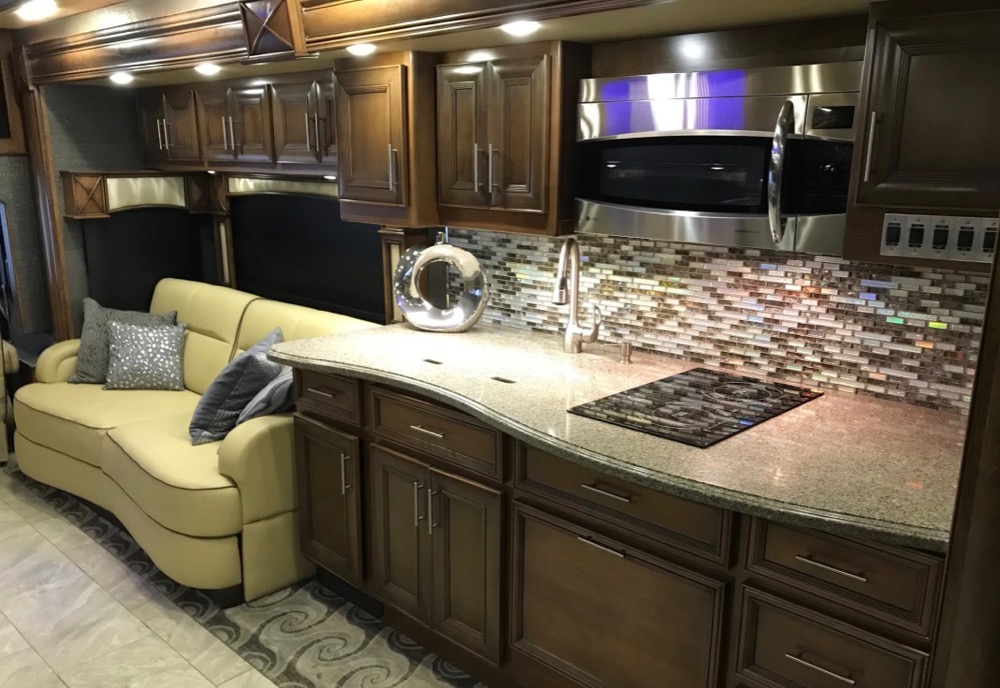 2014 American Revolution 42' Bath1/2 :: Arizona Luxury Coach