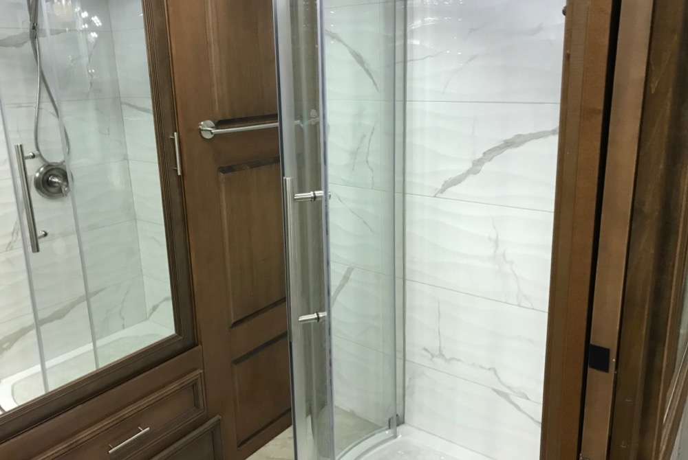 2014 American Revolution 42' Bath1/2 :: Arizona Luxury Coach