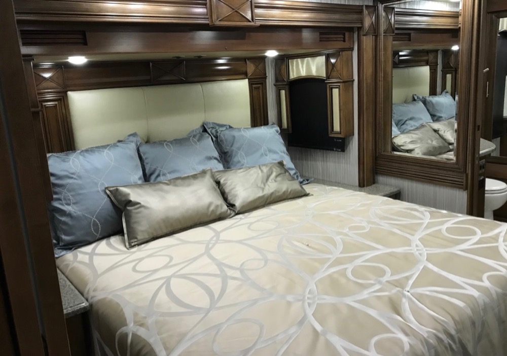2014 American Revolution 42' Bath1/2 :: Arizona Luxury Coach