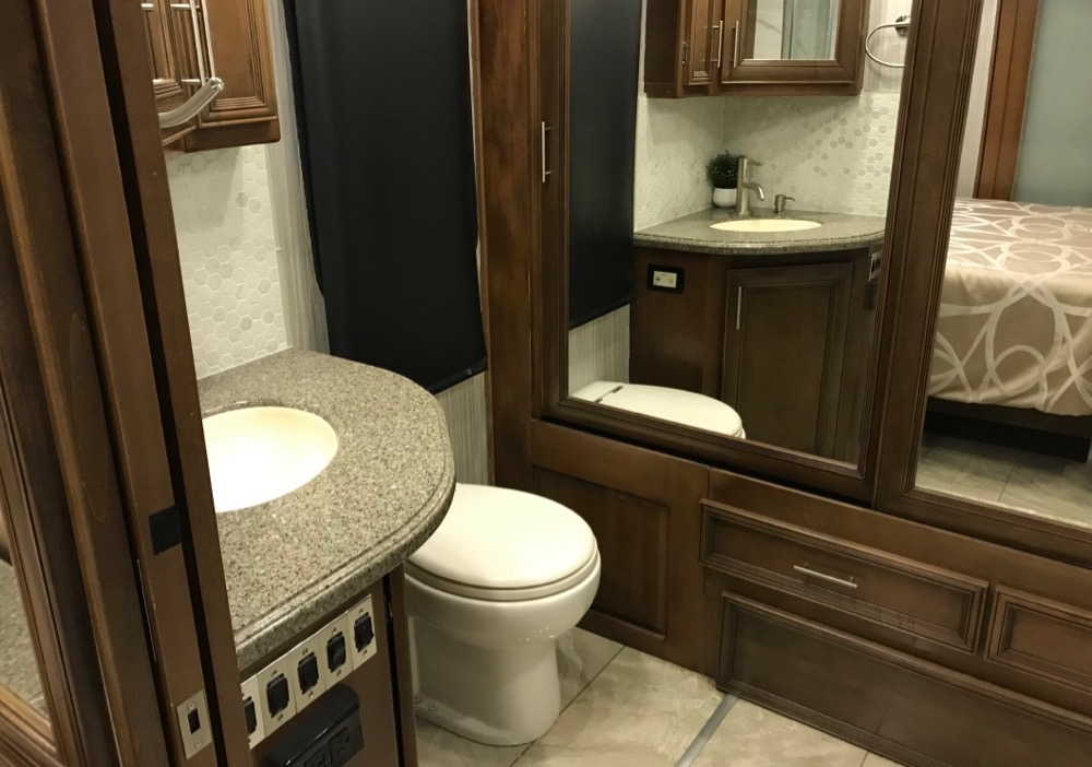 2014 American Revolution 42' Bath1/2 :: Arizona Luxury Coach
