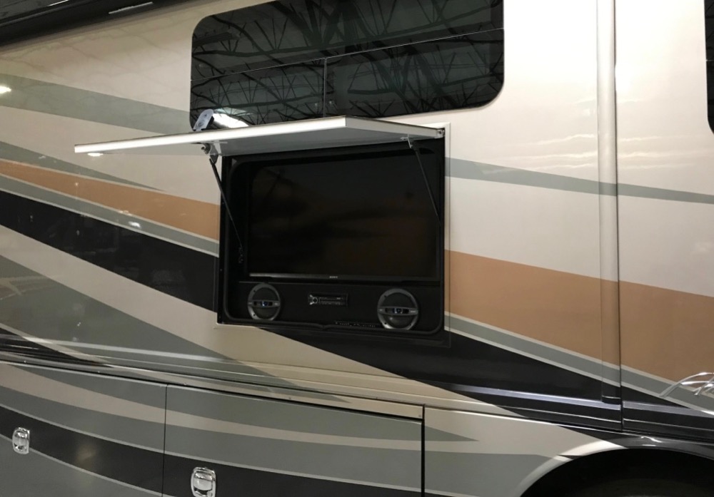 2014 American Revolution 42' Bath1/2 :: Arizona Luxury Coach